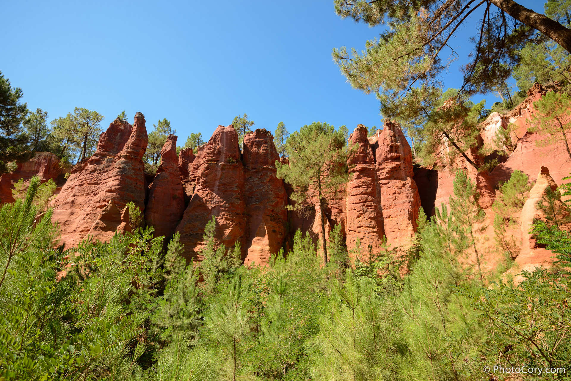 A colorful village in Provence: Roussillon | PhotoCory